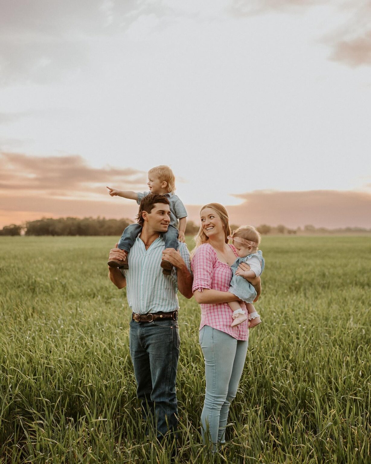 25+ Lovely Spring Family Photoshoot Ideas To Help You Plan Your Next ...