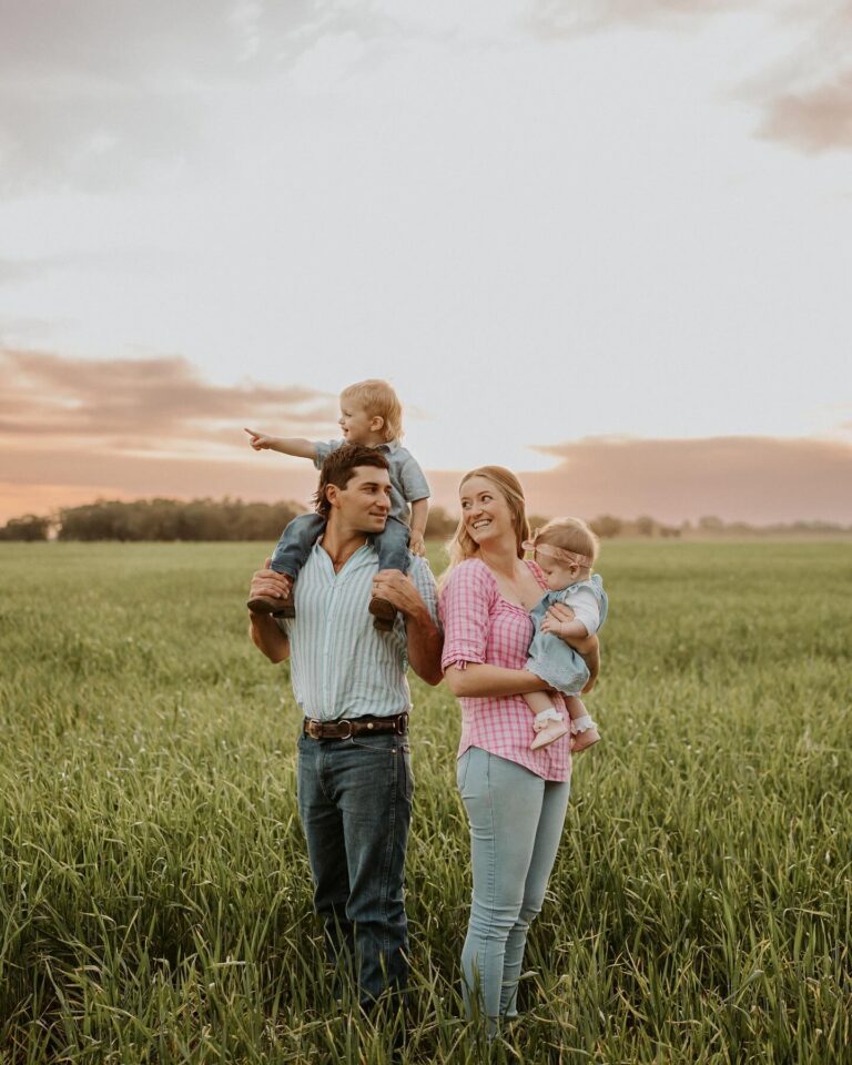 25+ Lovely Spring Family Photoshoot Ideas To Help You Plan Your Next ...