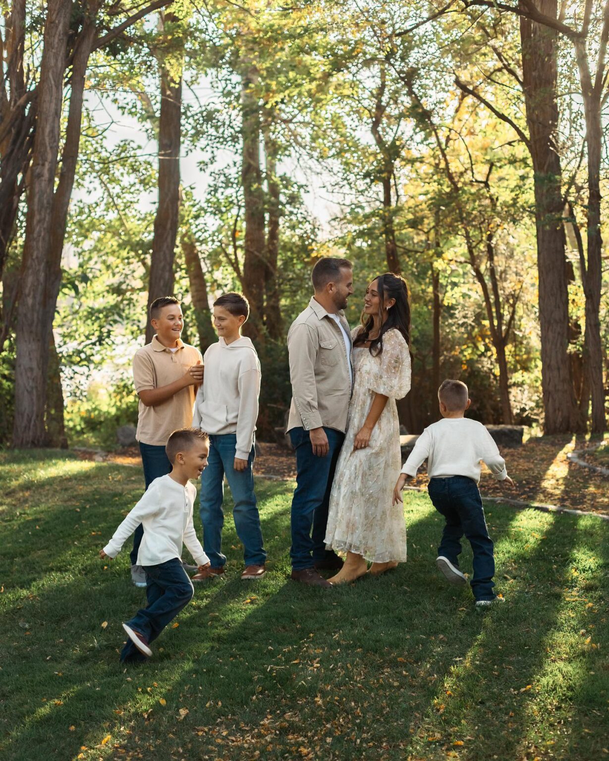 25+ Lovely Spring Family Photoshoot Ideas To Help You Plan Your Next ...