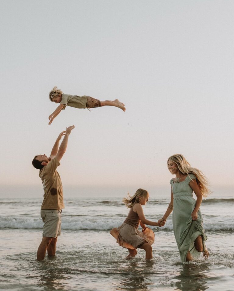 25+ Lovely Spring Family Photoshoot Ideas To Help You Plan Your Next ...