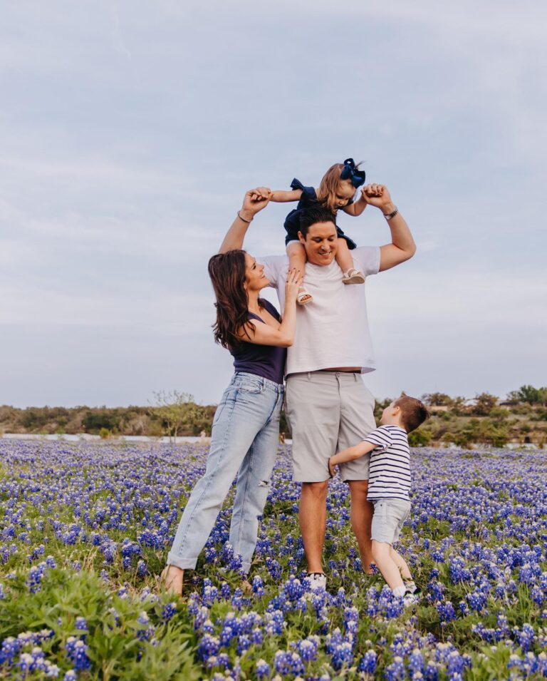 25+ Lovely Spring Family Photoshoot Ideas To Help You Plan Your Next ...