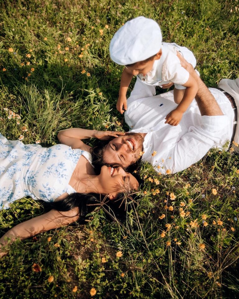 25+ Lovely Spring Family Photoshoot Ideas To Help You Plan Your Next ...